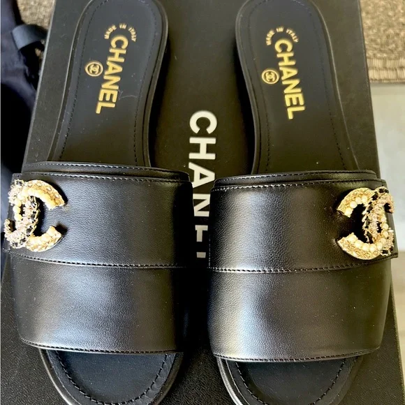 Interlocking Cc Logo Chanel Interlocking CC Logo Pumps Black